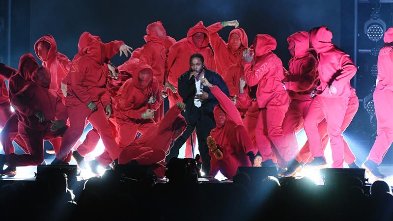 Kendrick Lamar Opens 2018 Grammy Awards With Politically-Charged Satire ...