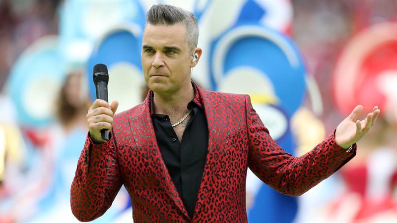 Robbie Williams Gives The Middle Finger During World Cup Performance ...