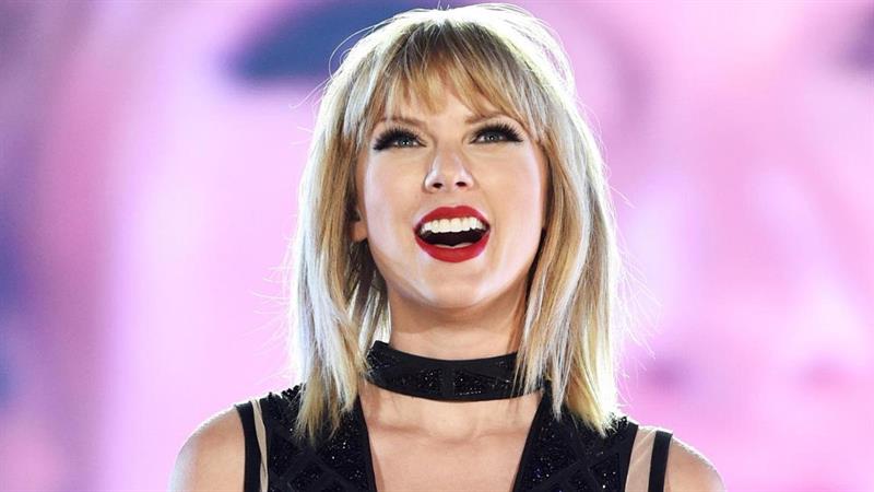 Taylor Swift's Social Media Blackout! | Access