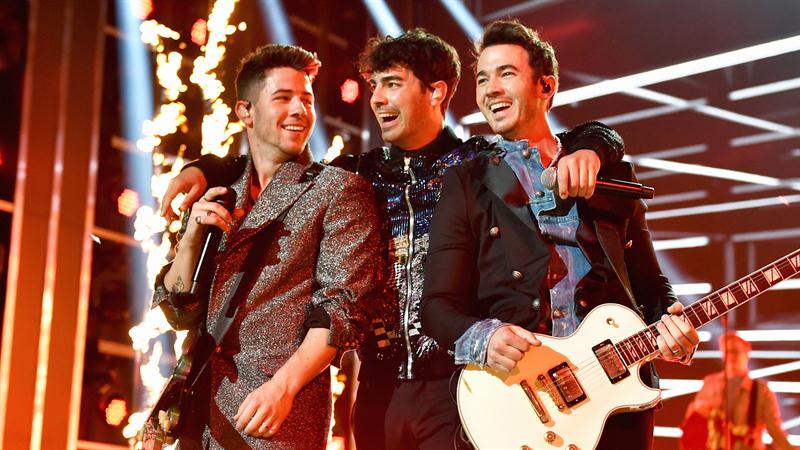 Jonas Brothers Honor 'Friends' 25th Anniversary With Spin On Sitcom's ...