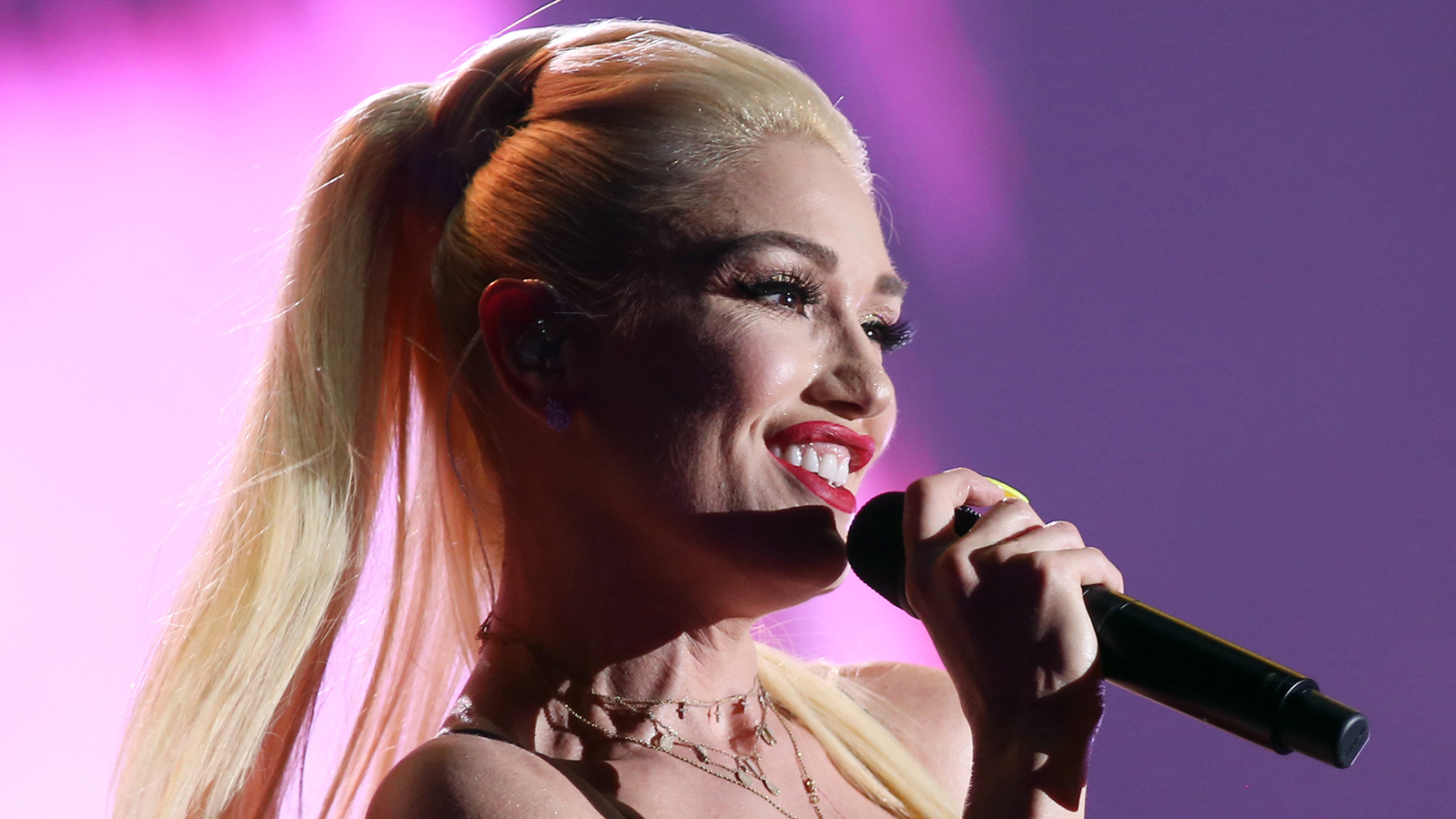 Gwen Stefani Surprises Little Girl By Giving Her Heartfelt Hugs During ...