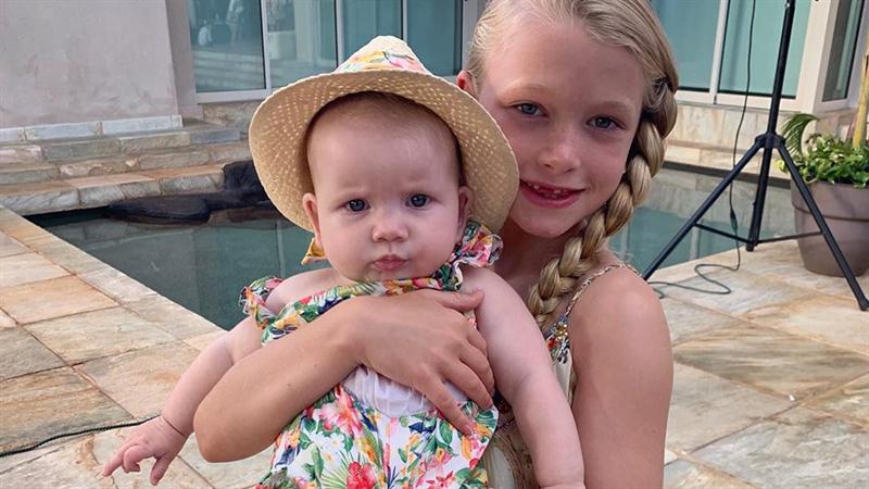 Jessica Simpson's Daughters Maxwell And Birdie Bond In Adorable Summer ...