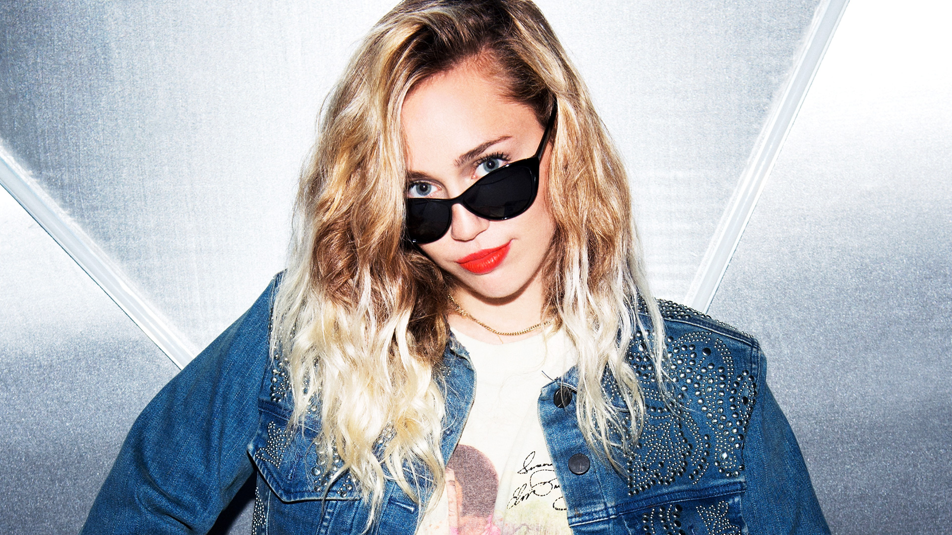 Miley Cyrus Hospitalized After Coming Down With Tonsillitis: 'Send ...