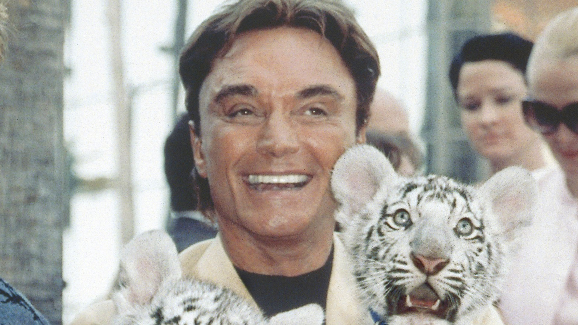 Roy Horn Of Siegfried & Roy Dies At 75 Of COVID-19 Complications | Access
