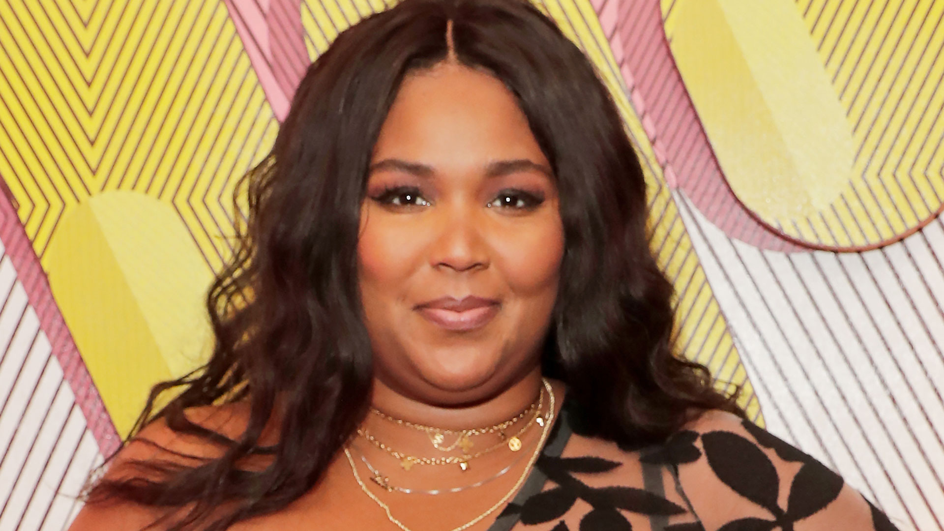Lizzo Claims Man Kicked Her Out Of Vacation Rental Early & Threatened ...