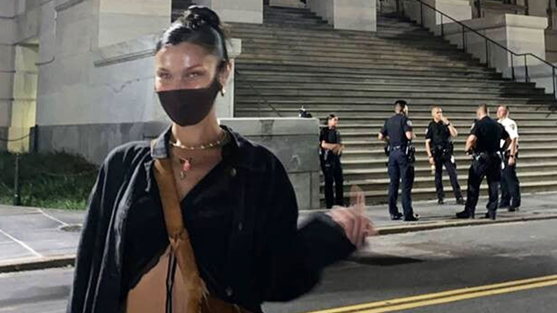 Bella Hadid Flips Off Police Officers For Not Wearing Face Masks: 'U ...