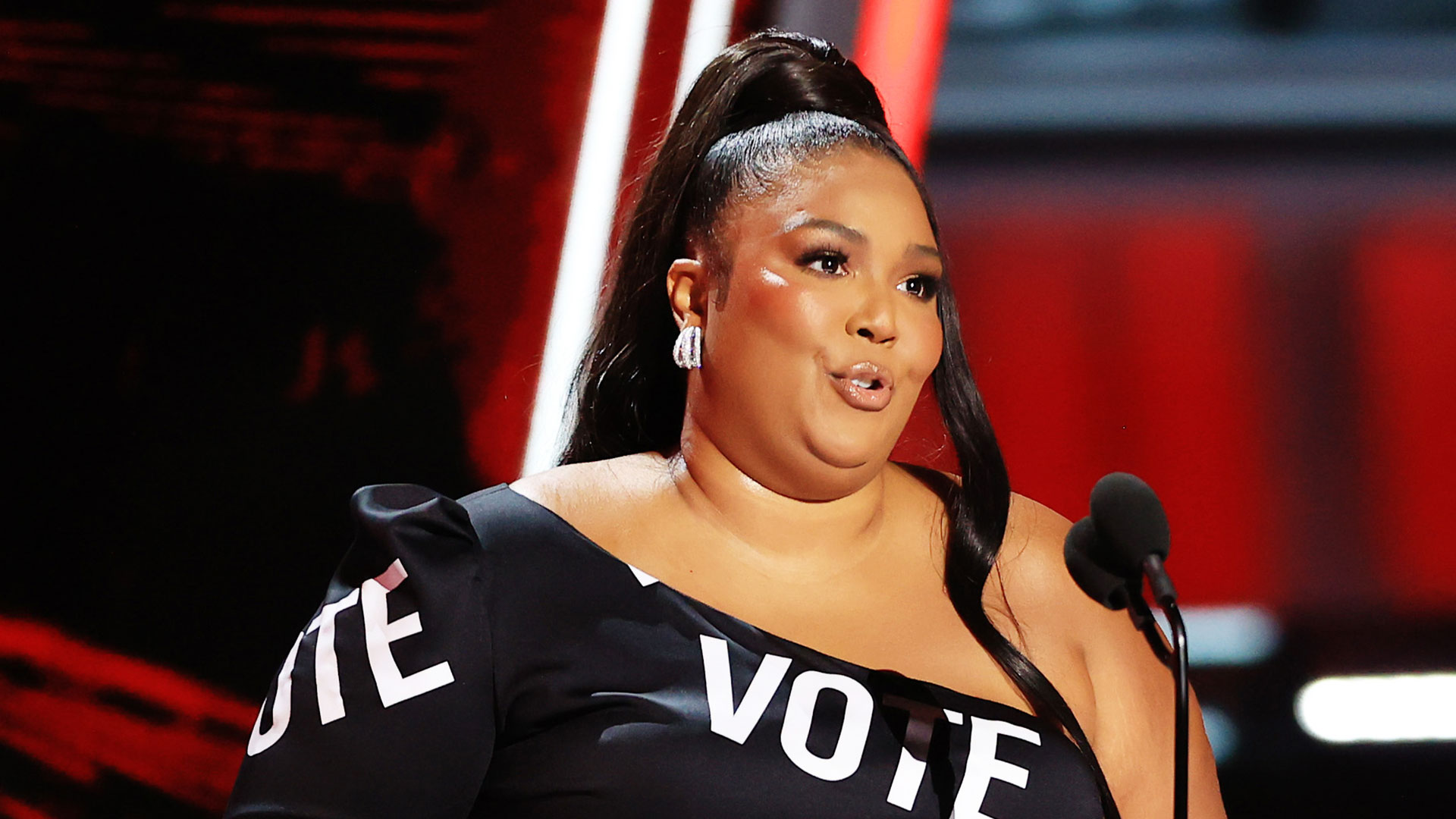 Lizzo Inspires Fans To Stay True To Themselves In BBMAs Speech: 'There ...