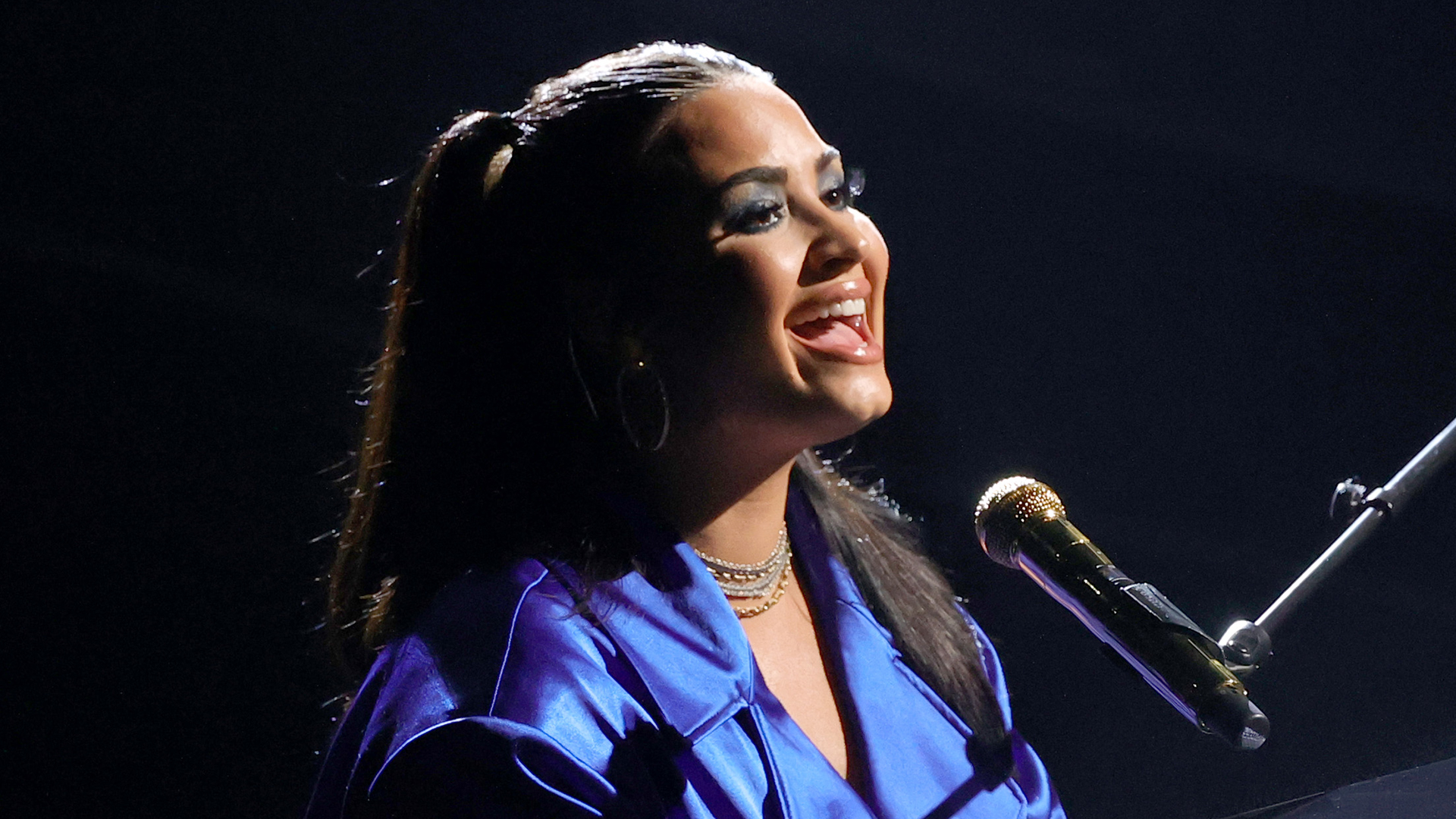 Demi Lovato Performs Political Ballad 'Commander In Chief' For The ...