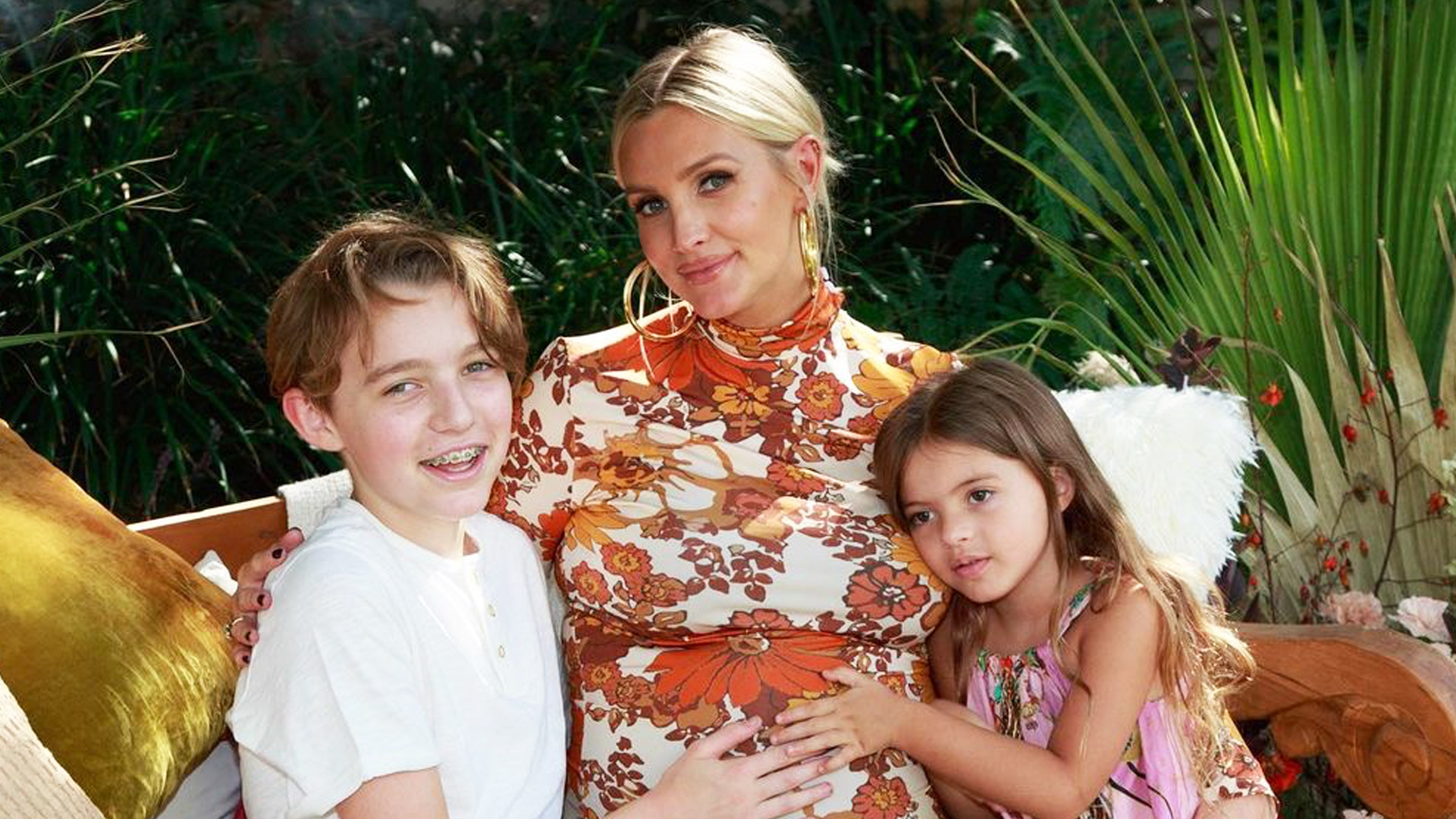 Ashlee Simpson's Kids Bronx & Jagger Pose With Newborn Brother Ziggy ...
