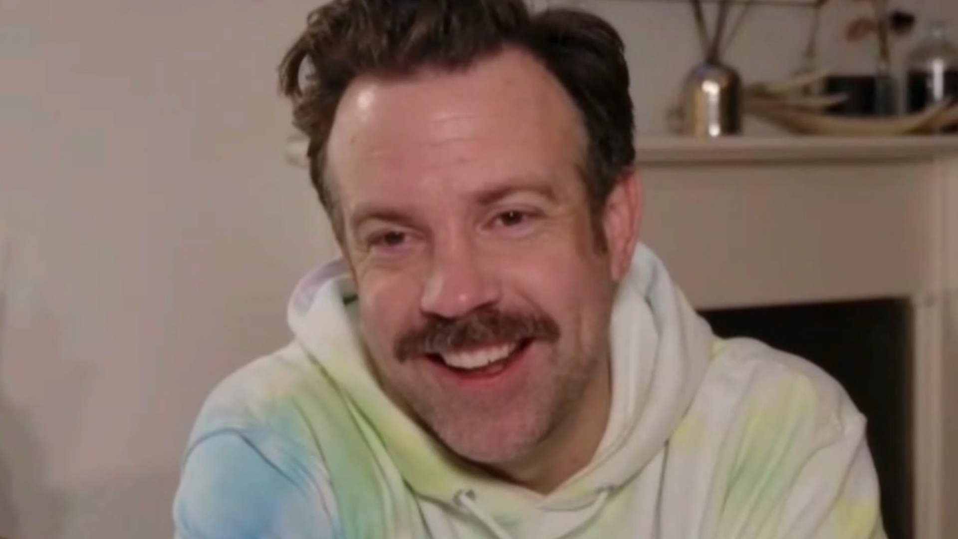 Jason Sudeikis Explains Why He Wore A Cozy Tie-Dye Hoodie For 2021 ...