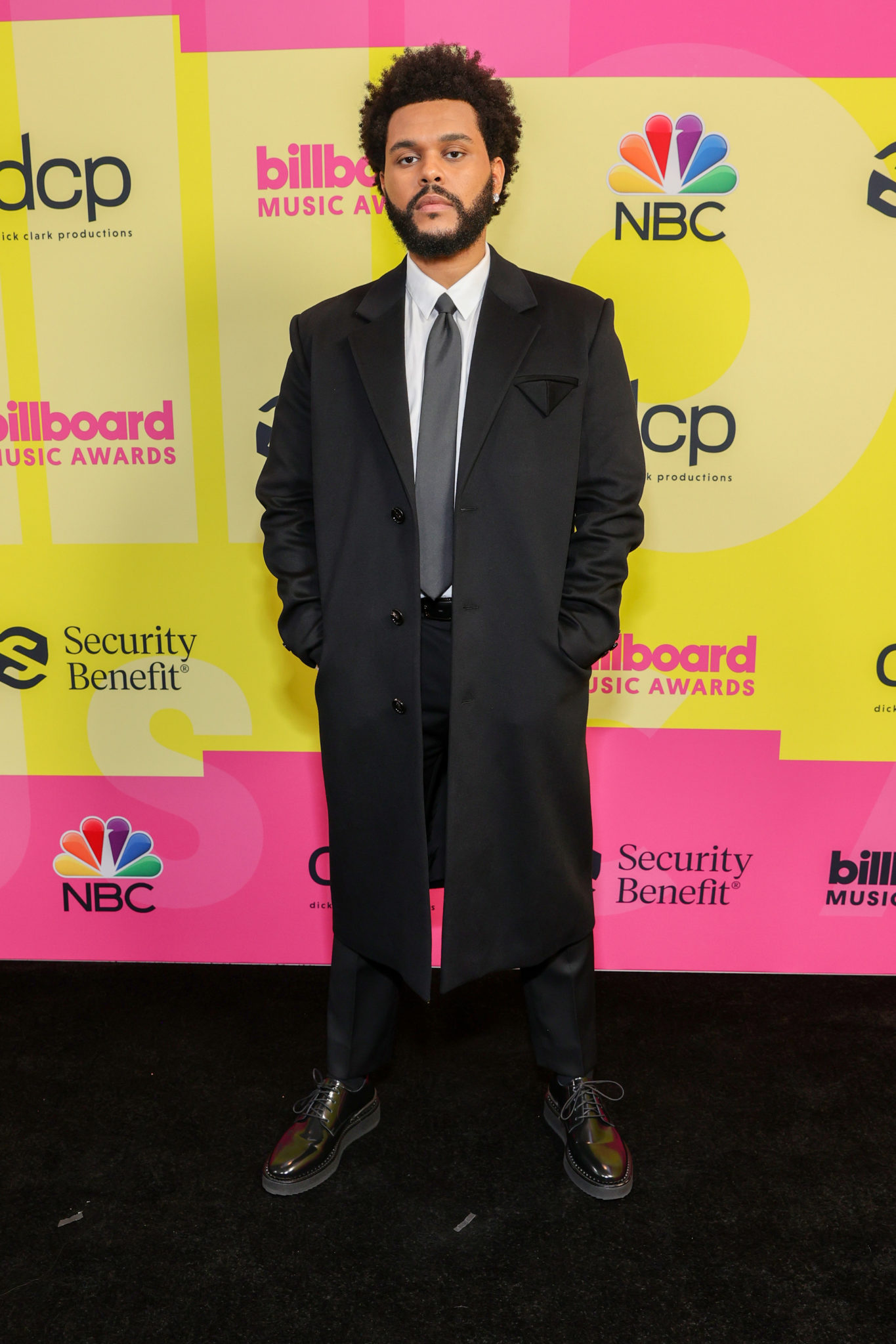 The Weeknd Ditches Red Suit And Bandages On His Face For The First Time ...