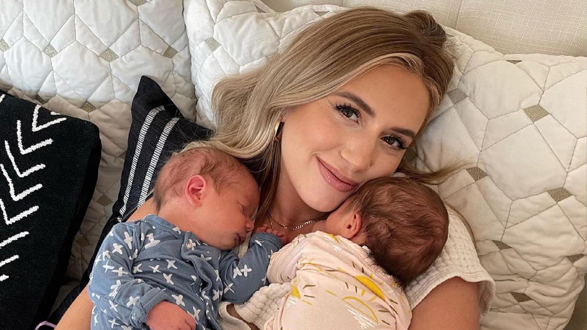 The Bachelor Alum Lauren Burnham Breastfeeds Twins At Same Time In ...