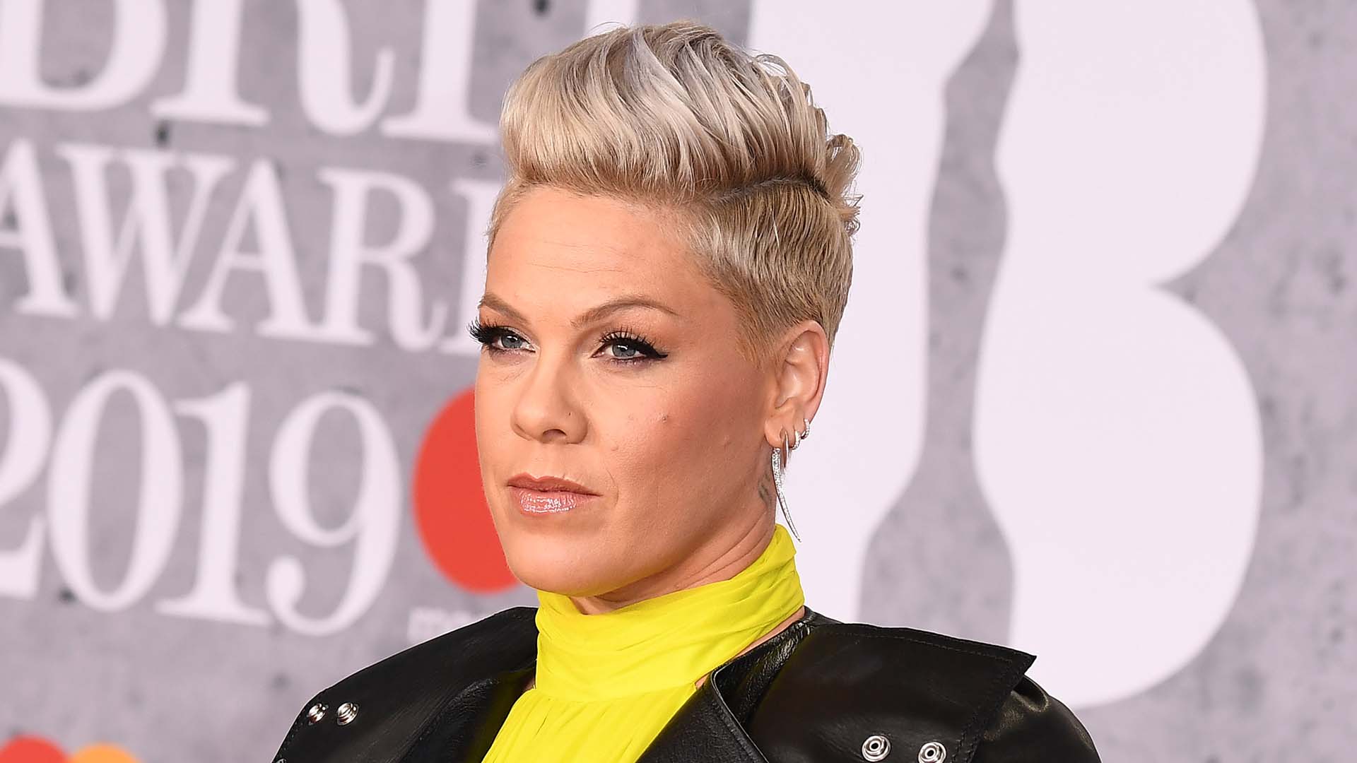 Pink Mourns Death Of Father Jim Moore 1 Year After Revealing His Cancer ...