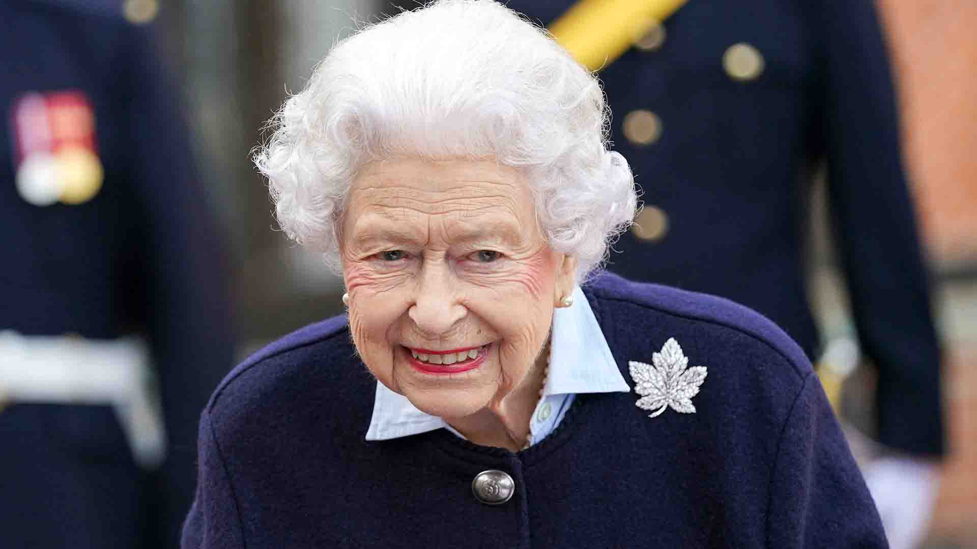Queen Elizabeth Meets With Canadian Troops After Speaking Publicly ...