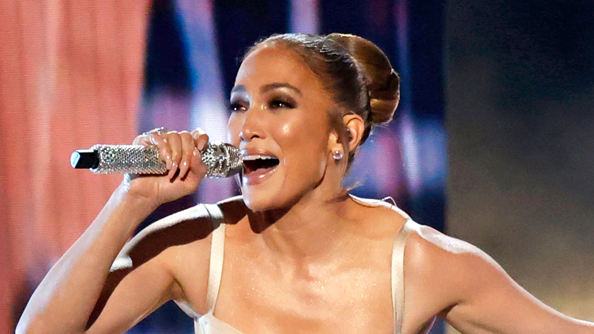 Jennifer Lopez Belts Out Powerhouse Rendition Of 'On My Way' From ...