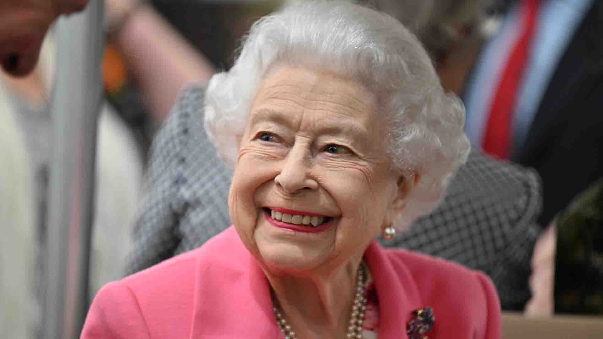 Queen Elizabeth Rocks Hot Pink Ensemble While Attending Chelsea Flower ...