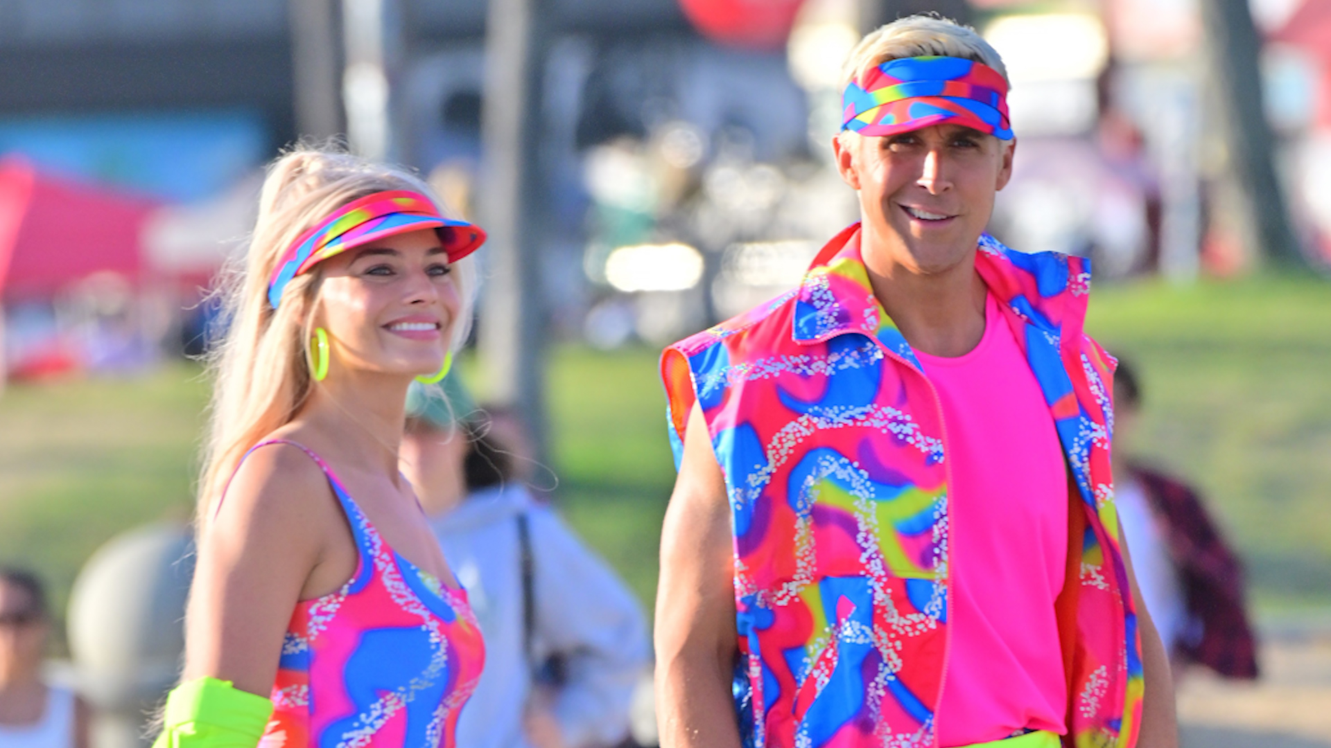 Margot Robbie & Ryan Gosling Are All Smiles In Hot Pink While Filming ...