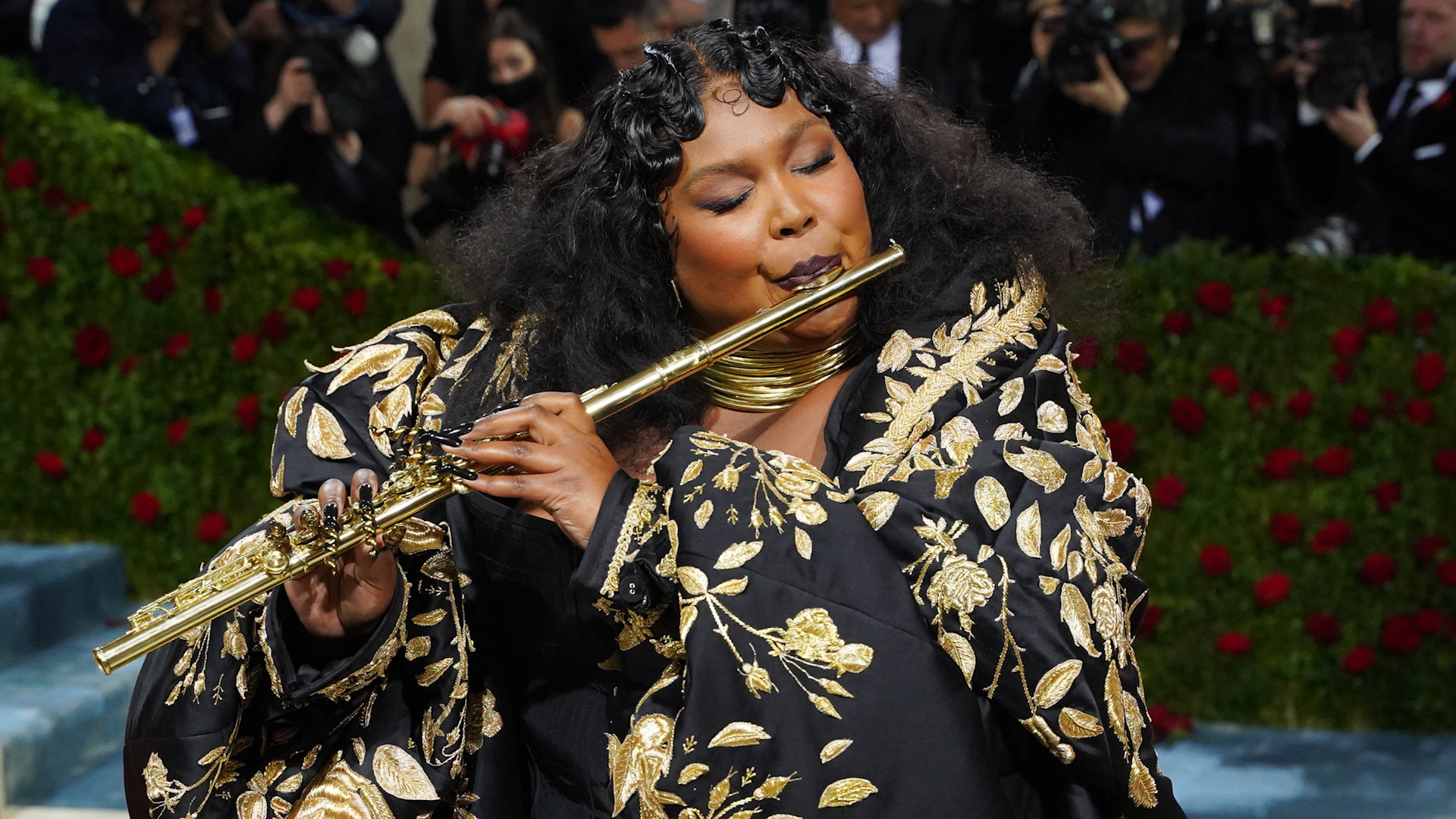 Lizzo Twerks While Playing 220-Year-Old Crystal Flute Owned By ...