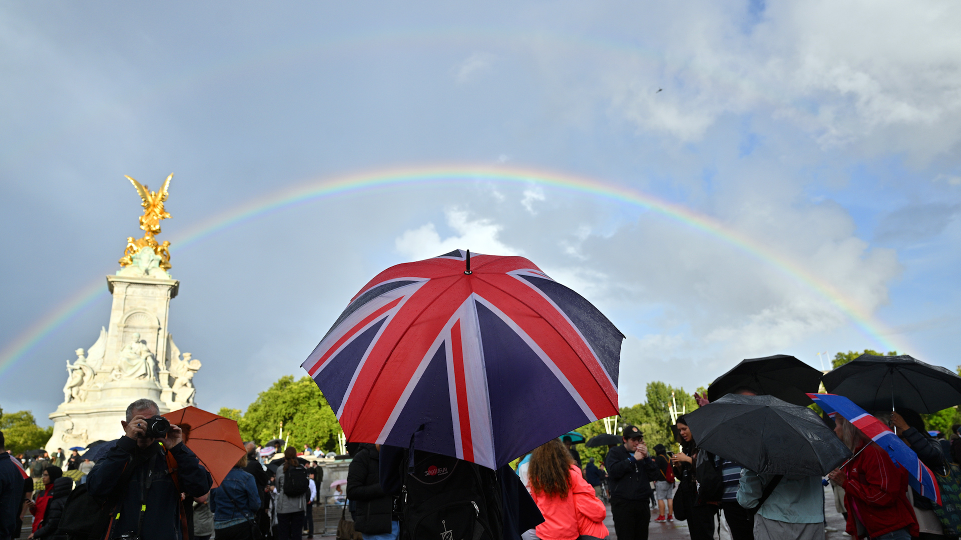 Double Rainbow Appears At Buckingham Palace As Queen Elizabeth Dies ...