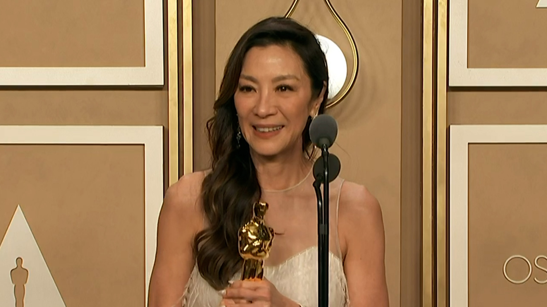 Michelle Yeoh Celebrates 'Shattering' Oscars Glass Ceiling With ...