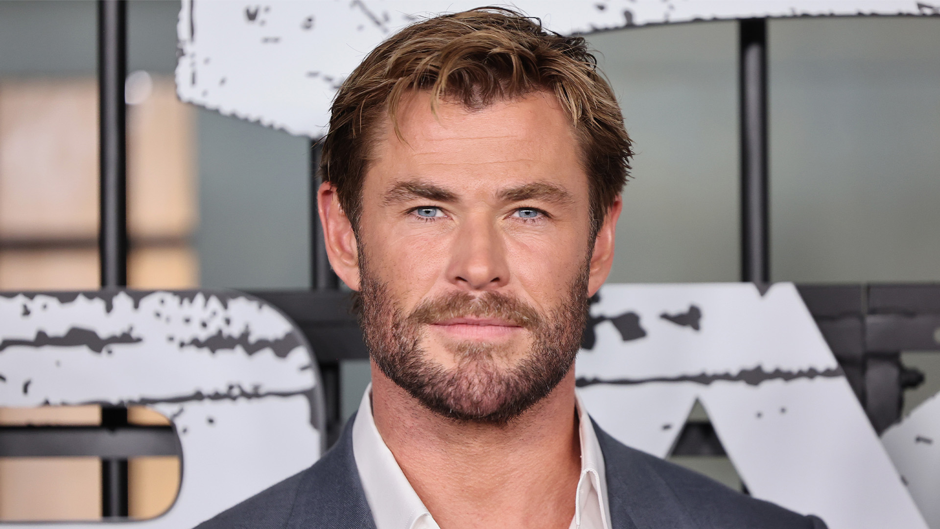 Chris Hemsworth Shirt Off Wallpaper