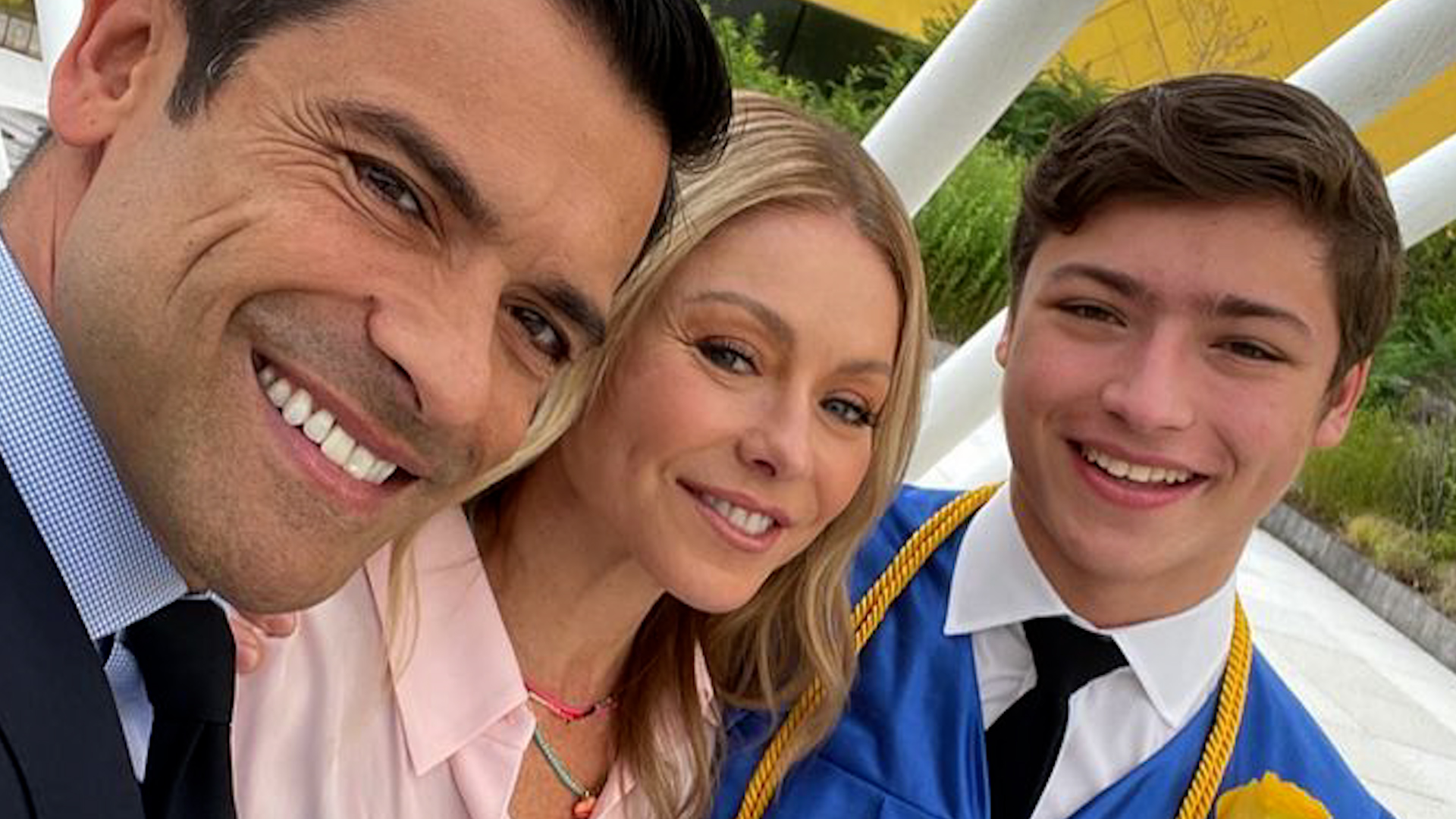 Kelly Ripa Details Time She Woke Up To Son Joaquin Peeing On Her ...