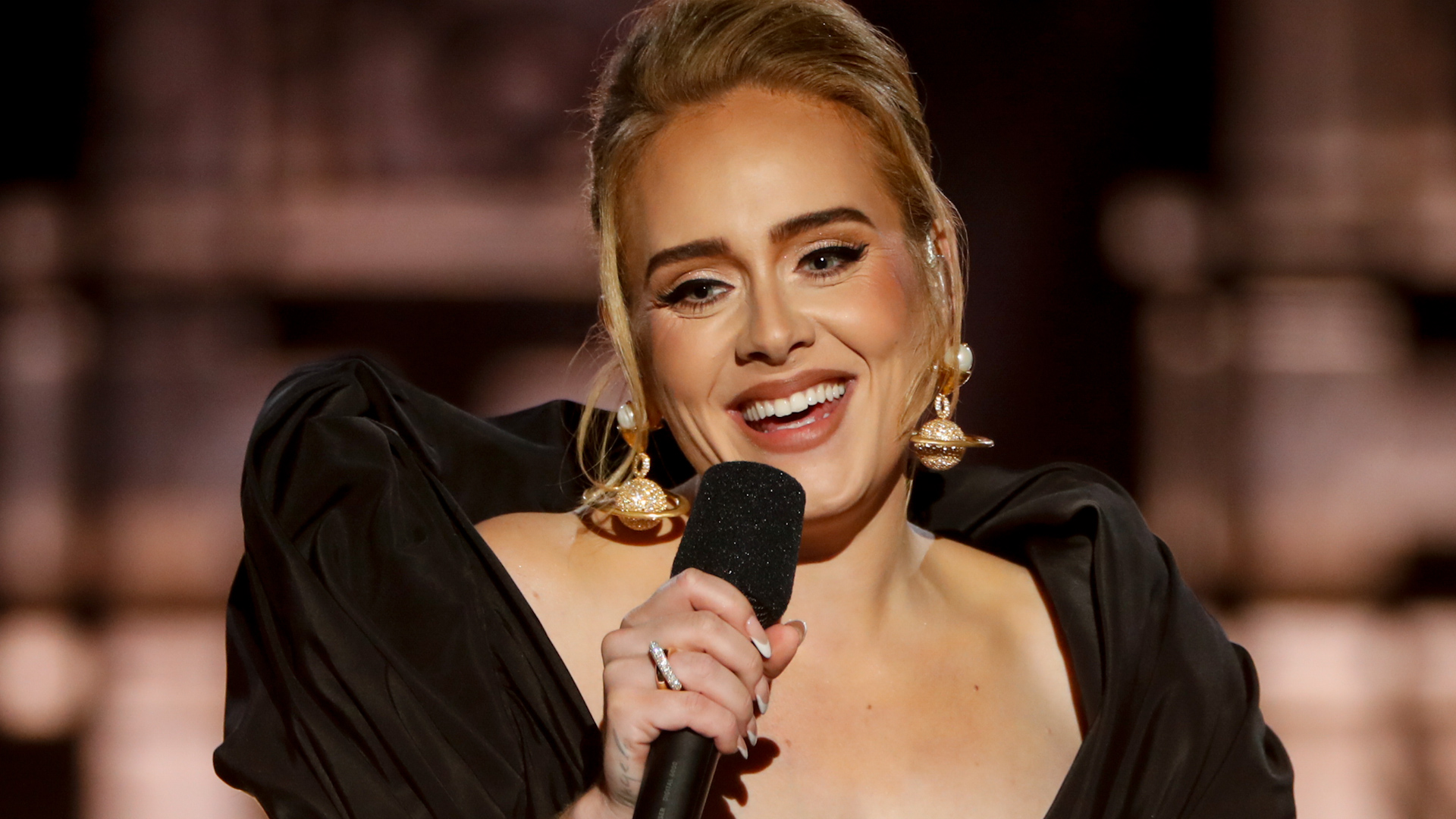 Adele Stops Las Vegas Show To Call Out Security For 'Bothering' A Fan ...
