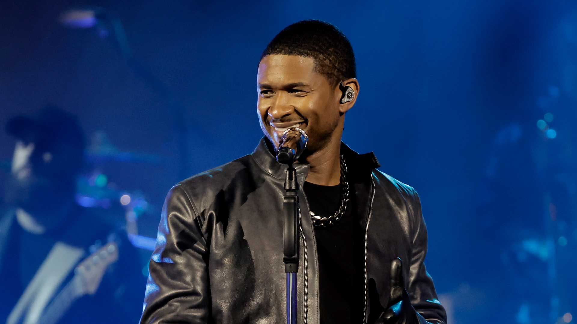 Usher Teases His Super Bowl Halftime Show In Epic Trailer: '30 Years In ...