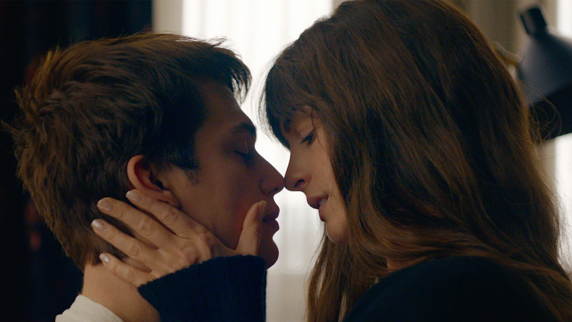 Anne Hathaway & Nicholas Galitzine Share Steamy Kiss In 'The Idea Of You' Trailer | Access