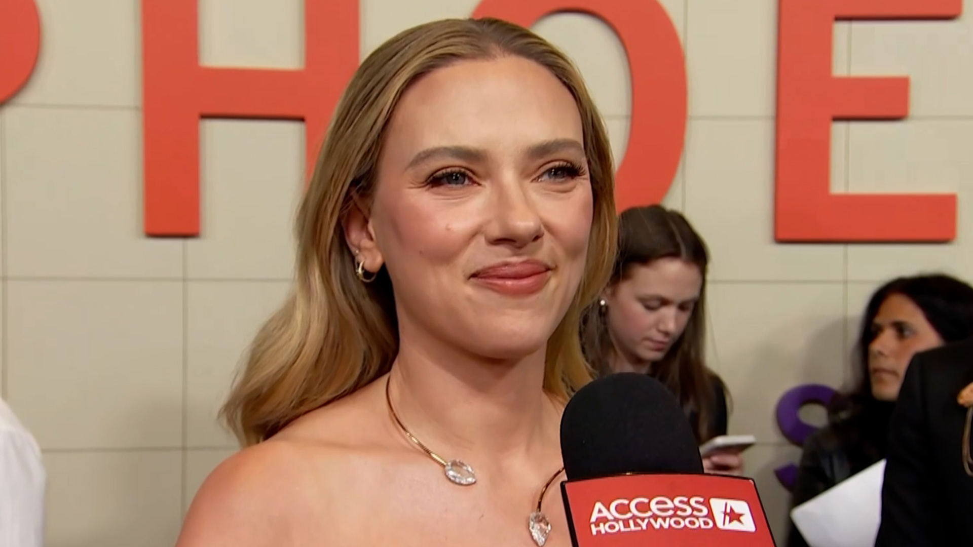 Scarlett Johansson Reveals 'Key Ingredient' To Colin Jost Relationship ...