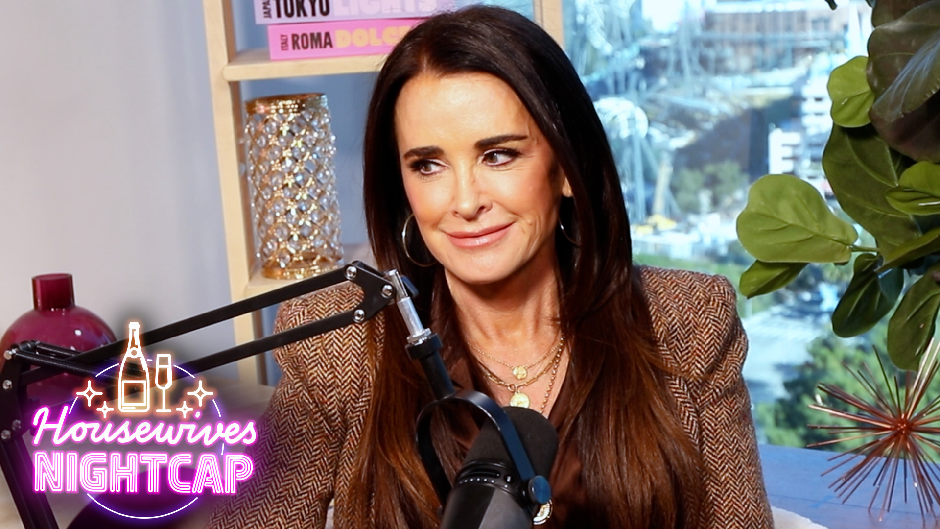 Kyle Richards Calls Out Dorit Kemsley, Mauricio Umansky's PDA & More | Access